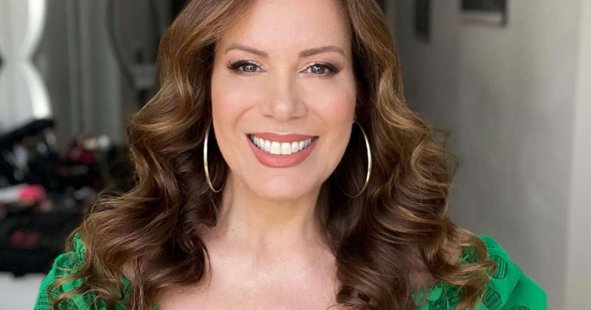 Aos 55 anos Regina Volpato surge de biquíni em cachoeira e recebe