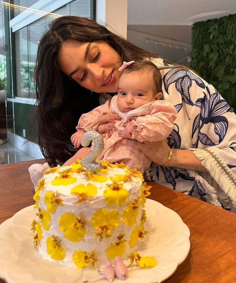 Filha de dois meses de Thaila Ayala e Renato Góes passa por cirurgia