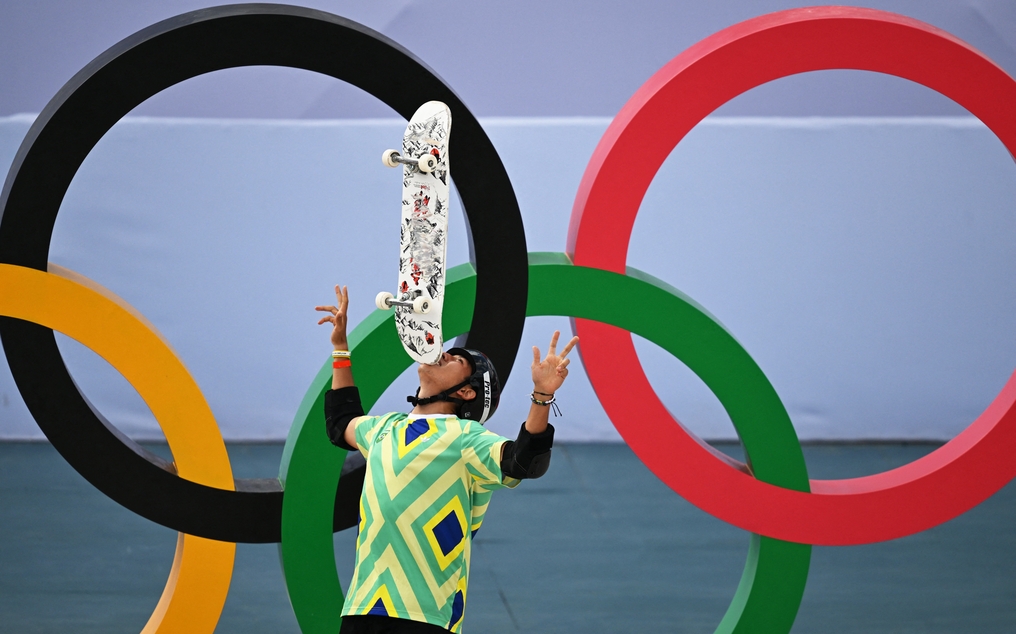 Augusto Akio conquista o bronze no skate park em Paris-2024