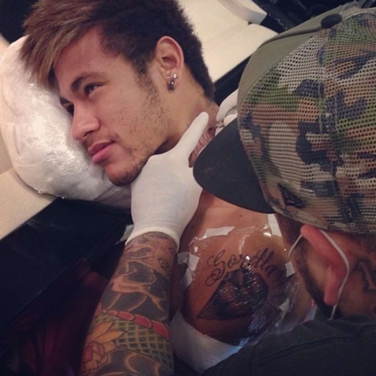 neymar tatuando