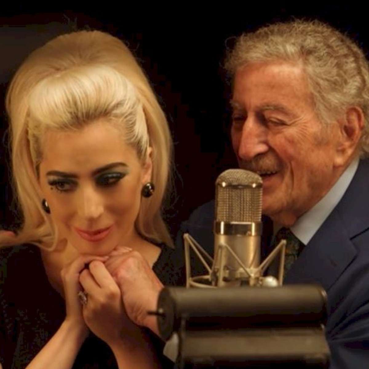 Capa De Aplausos De Lady Gaga ARTPOP: Um Produto Pop Sobre Ele Mesmo