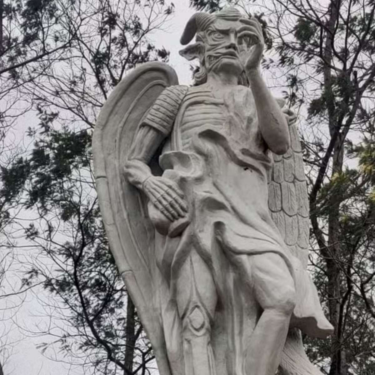 Estatua De Anjos E Demonios Real Estátua De Lúcifer é Erguida Em
