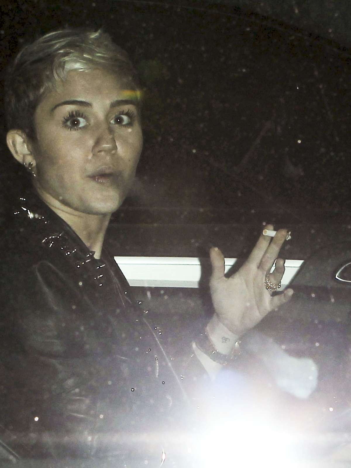 Miley Cyrus Fumando Un Cigarrillo