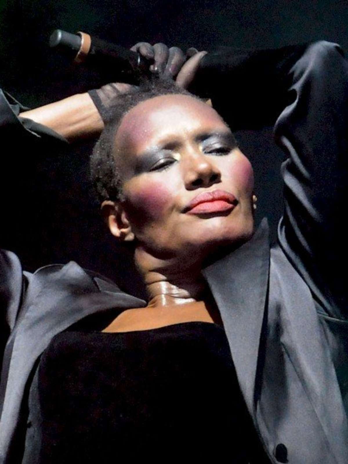 Grace Jones Sem Maquiagem A Referência De Nymphia Para Seu Visual De