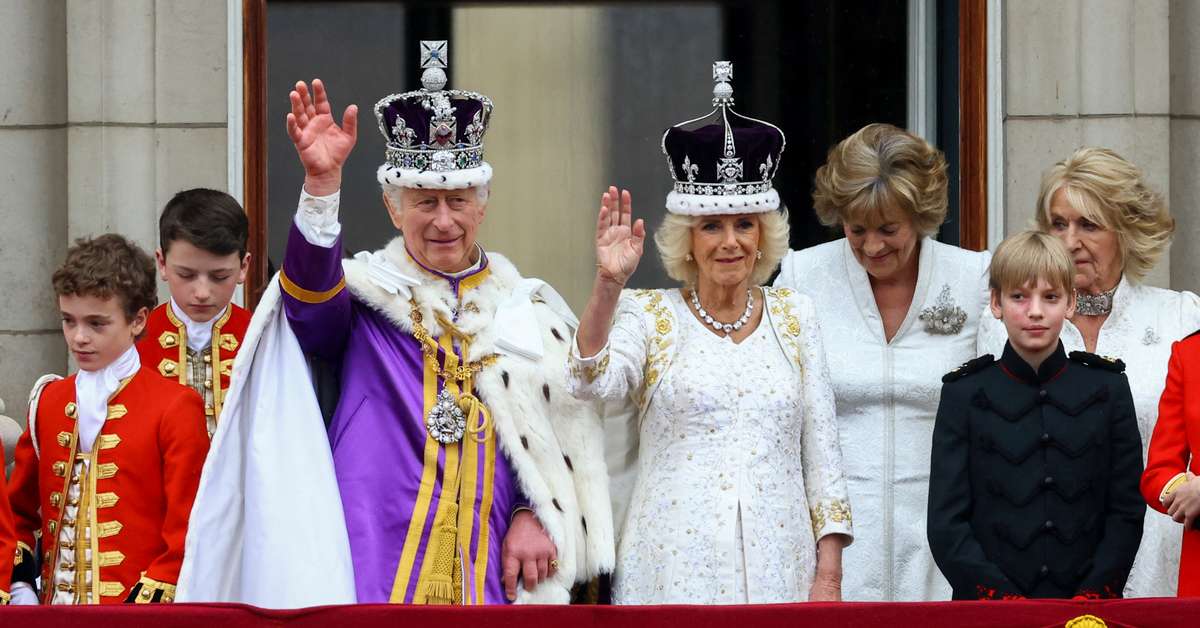 De coroa a colher: quais objetos marcaram a coroação de Charles III