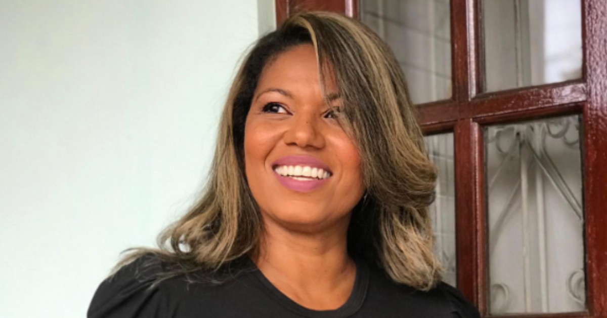 É o Tchan: por onde anda Débora Brasil, a 1ª morena do grupo?