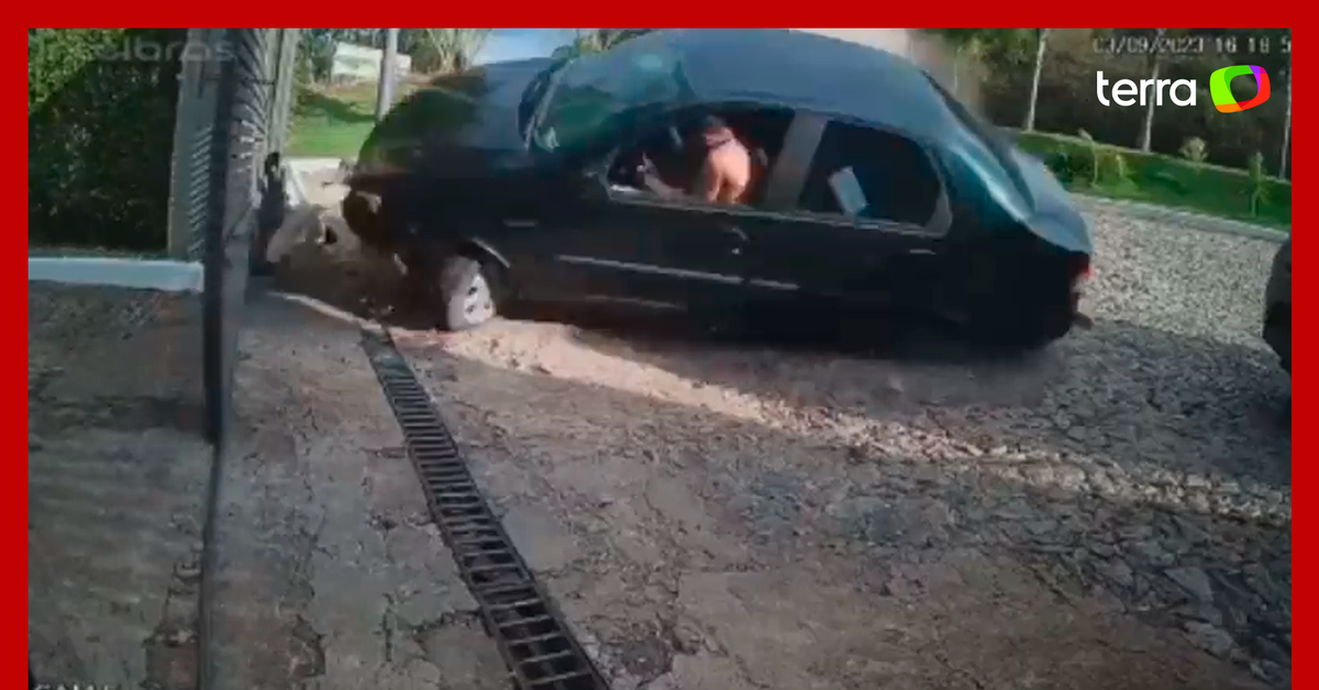 Carro 'voa' e atinge portão de condomínio em MG - Flagra em Itaúna - Terra