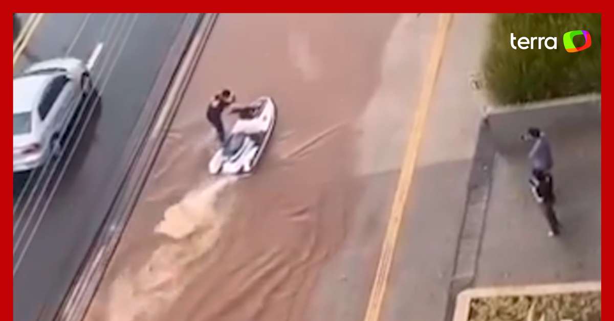 Homem é flagrado usando jet ski em rua alagada em Goiânia - APÓS TEMPORAL - Terra