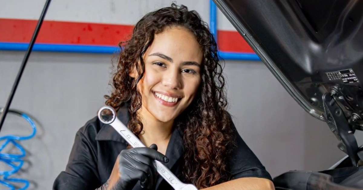 Conheça Niela, a mecânica de 17 anos que mostra rotina na oficina
