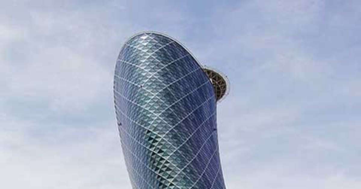 Entre mesquitas e museus, Abu Dhabi revela sua própria Torre de Pisa ...