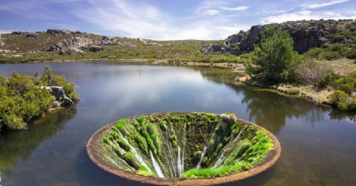 Buraco em lago de Portugal deixa turistas intrigados