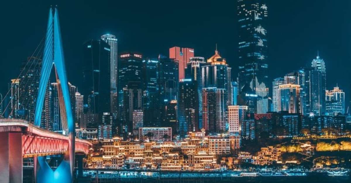 '8D': cidade futurista da China tem neon e até trem dentro de prédios