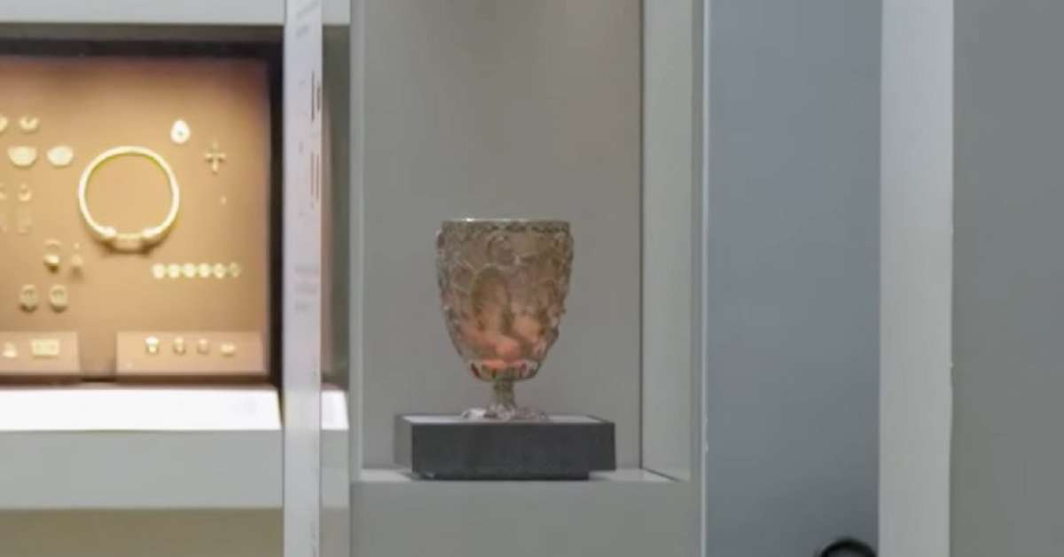 Taça romana de 1.600 anos impressiona por mudar de cor