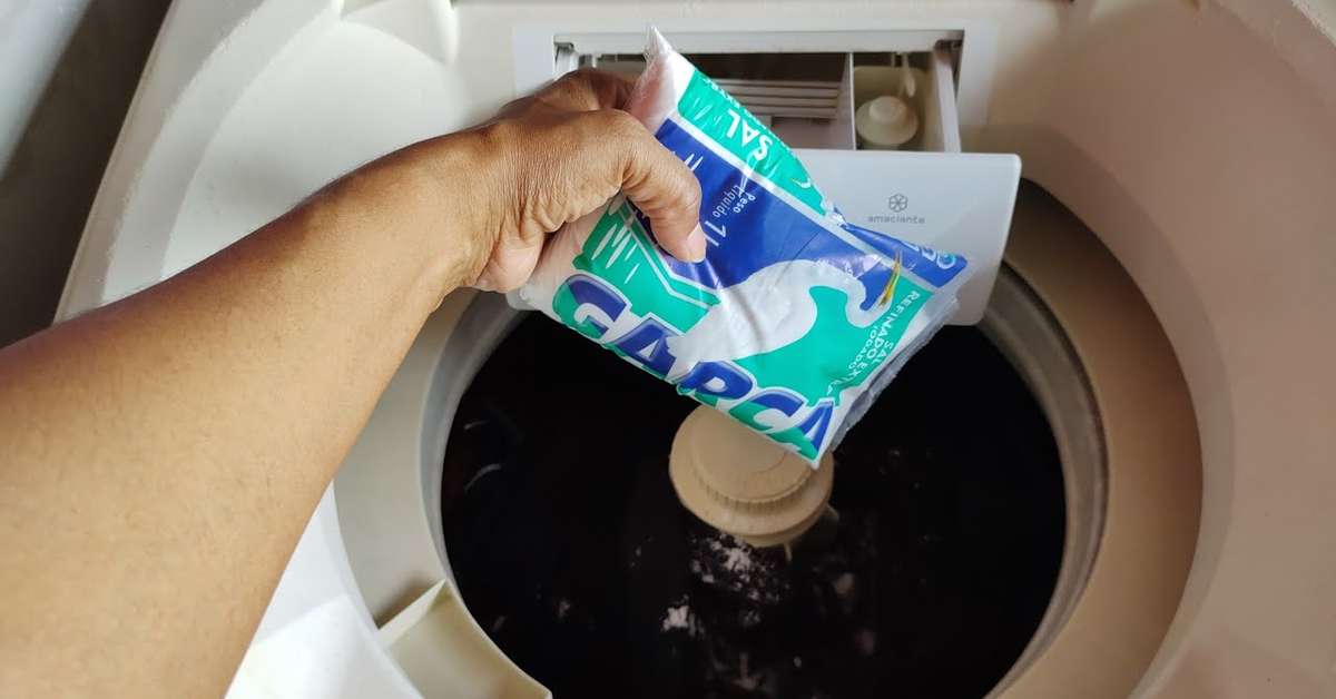 Por que algumas pessoas lavam roupas com sal? Descubra a utilidade