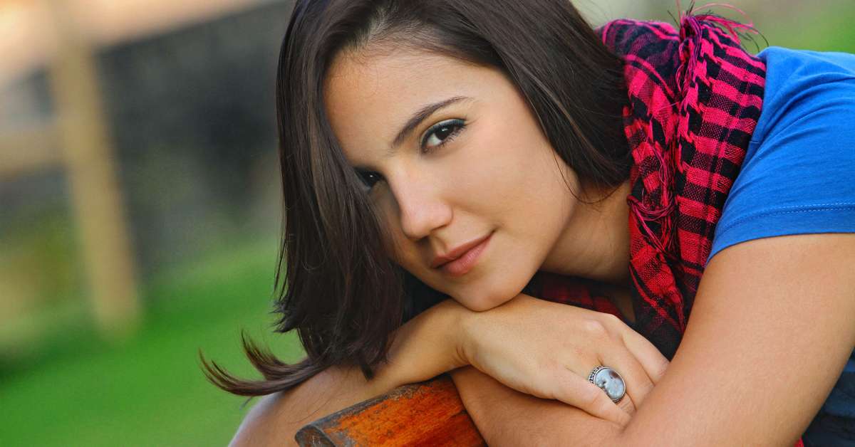 Rayana Carvalho vive mocinha "com tempero" em 'Dona Xepa'