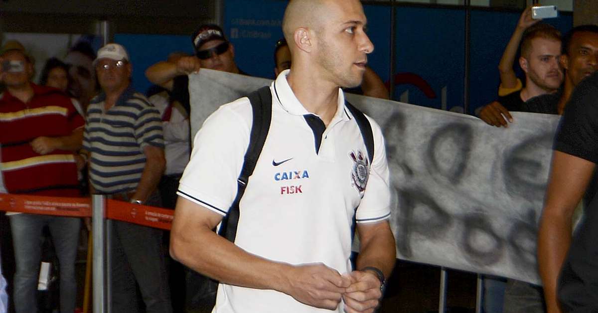 Alessandro anuncia aposentadoria e mira futuro com cargo no Corinthians