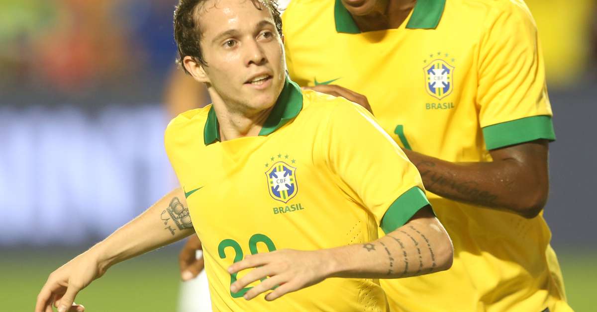 Bernard faz 1º gol na Seleção e se firma como novo xodó