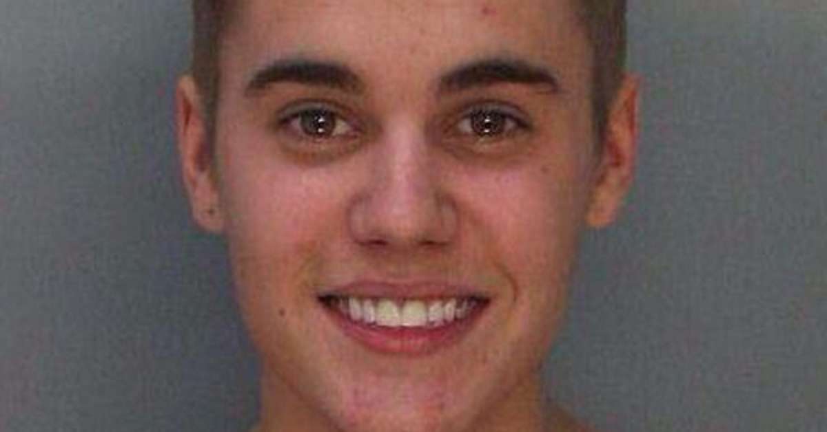 Sorridente Justin Bieber é Fotografado Após Prisão Veja