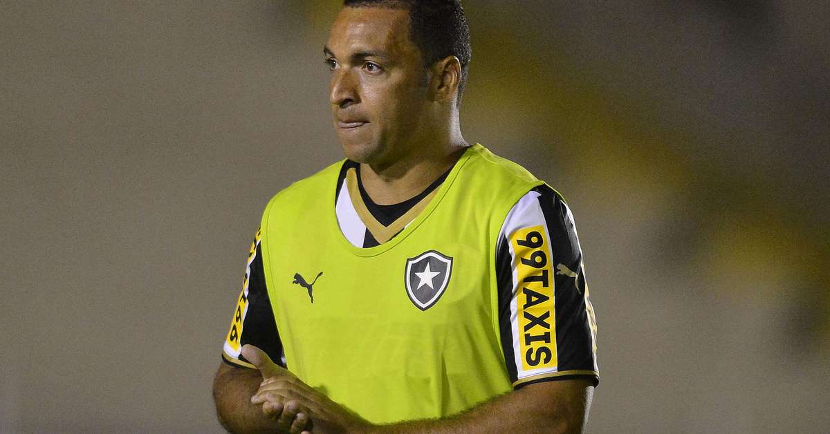 Daniel Carvalho comemora estreia com gol pelo Botafogo