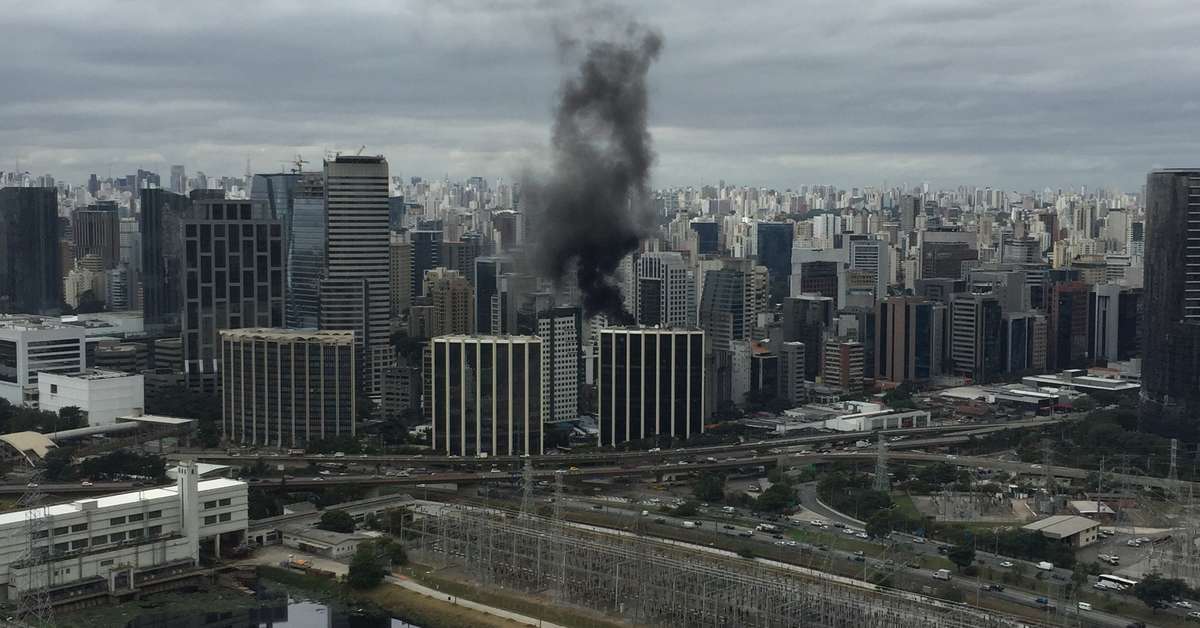 vc repórter: incêndio atinge prédio comercial em SP