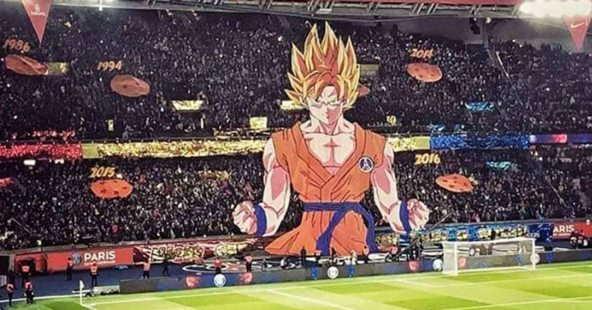Torcida do PSG faz mosaico gigante com Goku de Dragon Ball