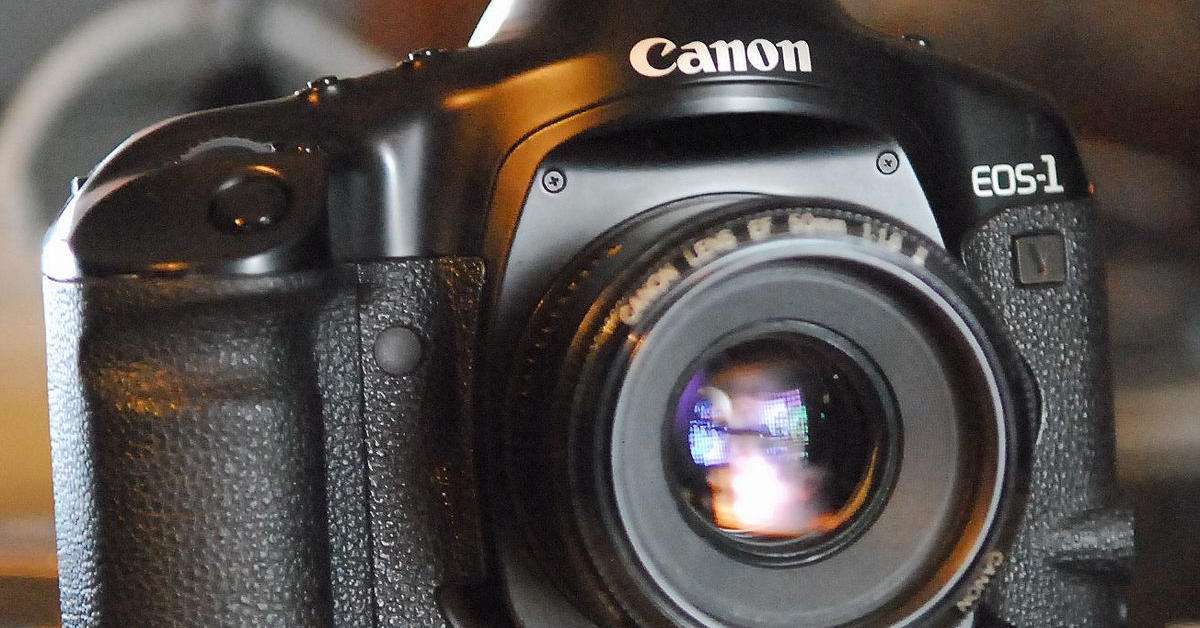 Canon aposenta sua última câmera analógica, a EOS-1v