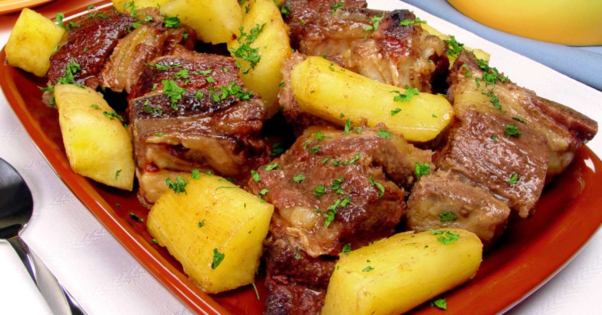 Costela assada com mandioca