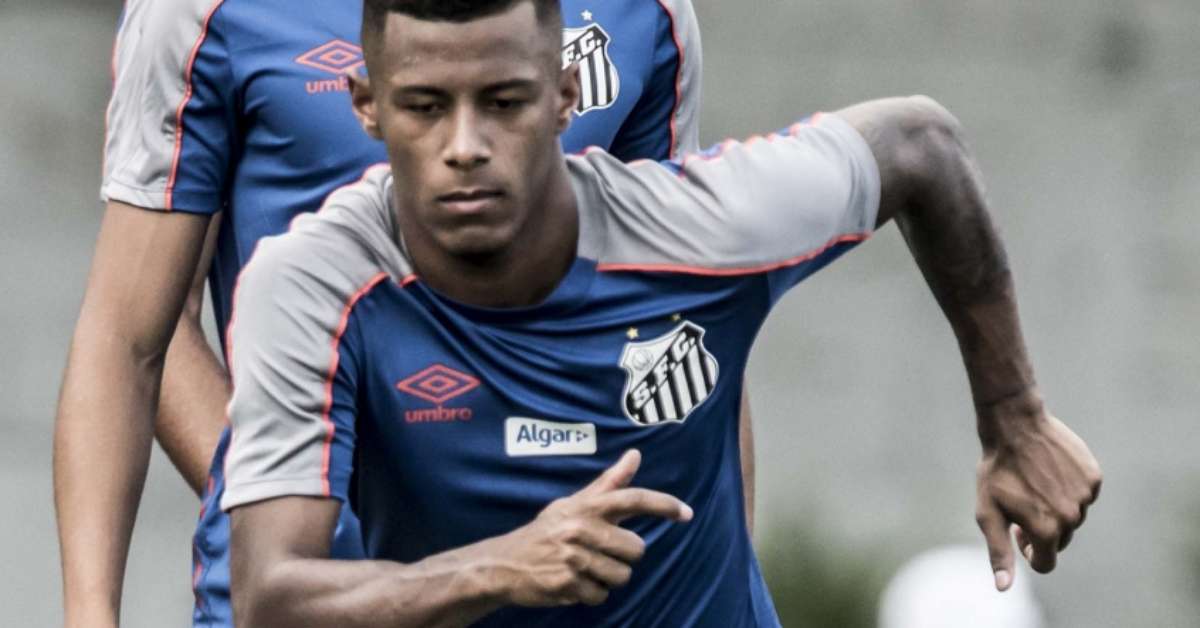 Arthur Gomes relembra primeiro gol pelo Santos há dois anos: 'Orgulho'