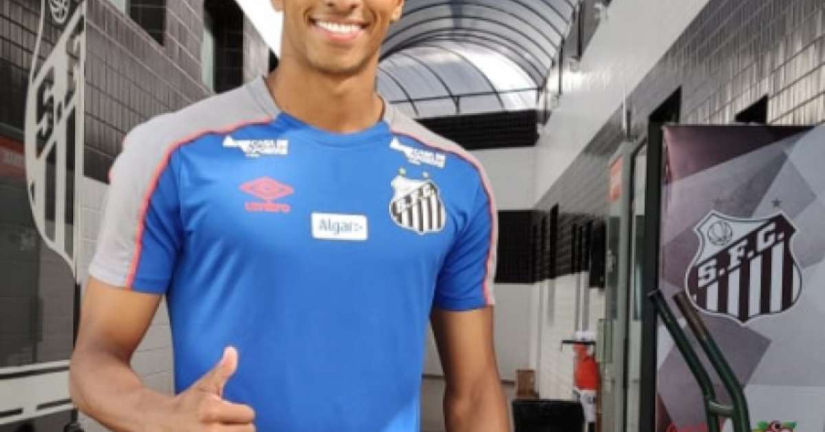 Lucas Braga é aprovado nos exames e assina com o Santos por três anos Lucas Braga é aprovado nos exames e assina com o Santos por três anos