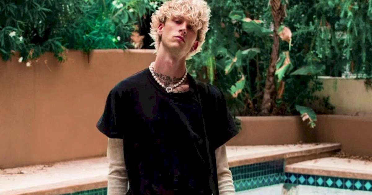 Machine Gun Kelly se une a Halsey no clipe de "Forget Me Too"