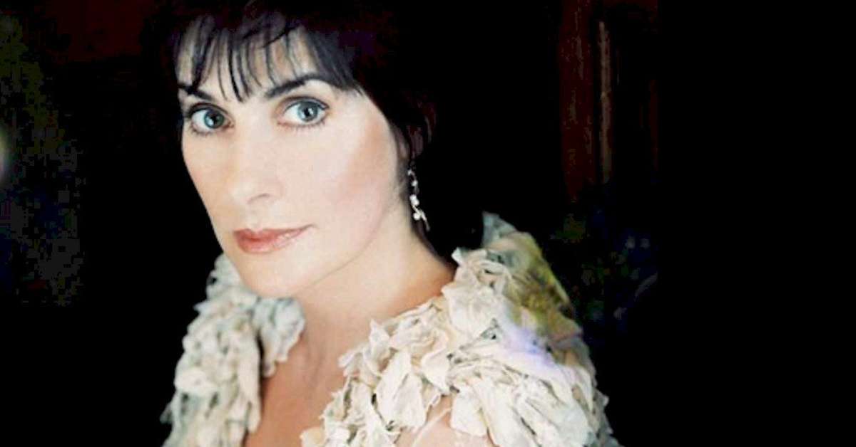 Enya lança playlist de vídeos "Christmas Secrets"
