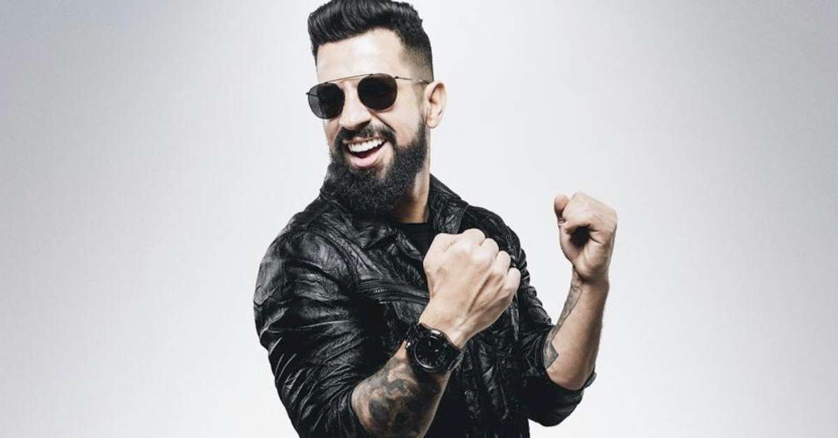 Dennis conquista disco de platina com "Deixa de Onda"
