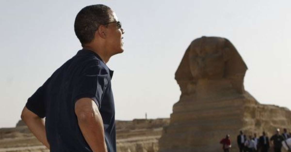 Obama relaxa em visita a pirâmides do Egito