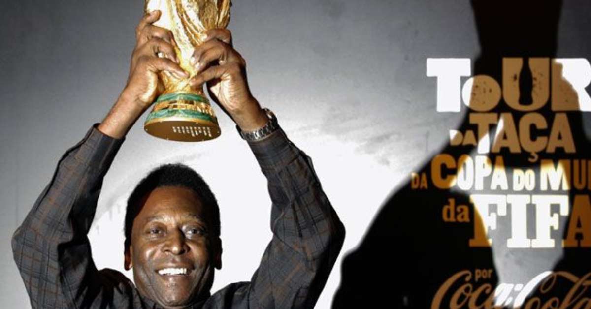 Pelé recebe taça da Copa e sai em defesa de Dunga
