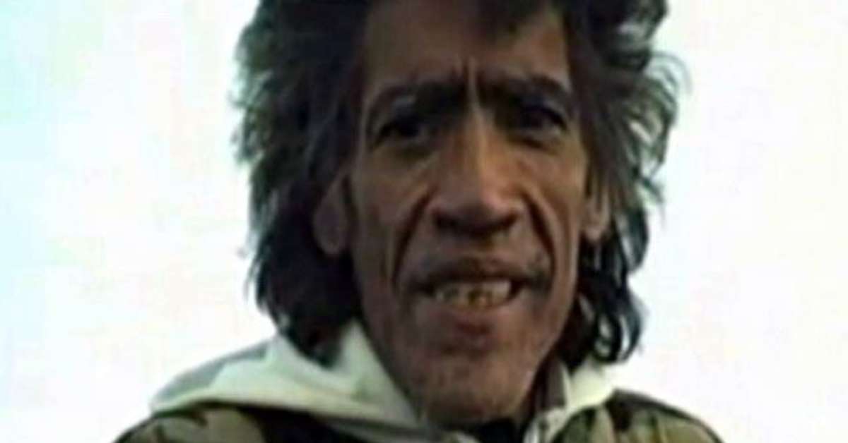 Mendigo que ficou famoso pela voz volta a ser internado