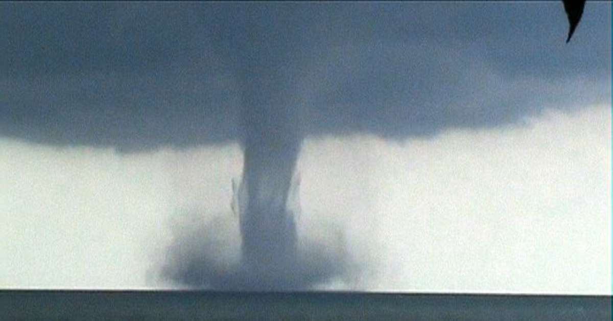 Tromba d'água é registrada em vídeo nos EUA