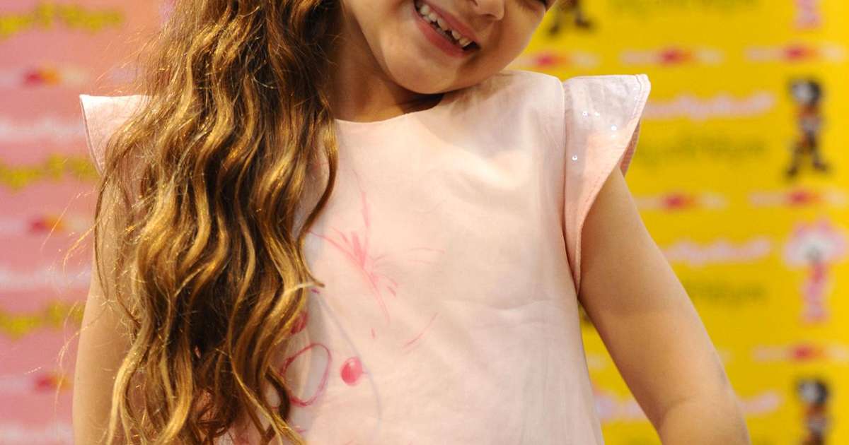 Mel Maia faz desfile de moda infantil com crianças