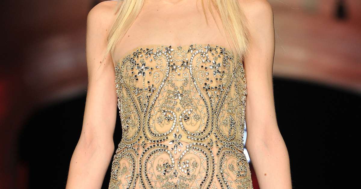 Modelo andrógino, Valentino e famosos encerram desfiles em Paris