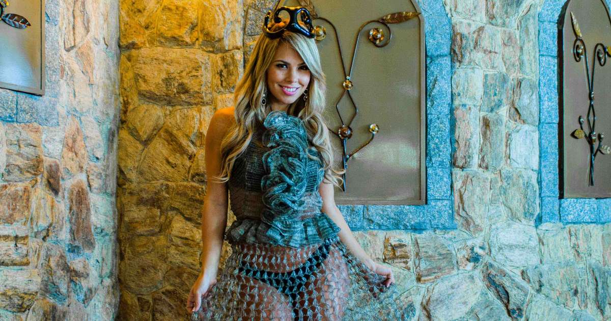 Helen Cris é estrela de ensaio medieval