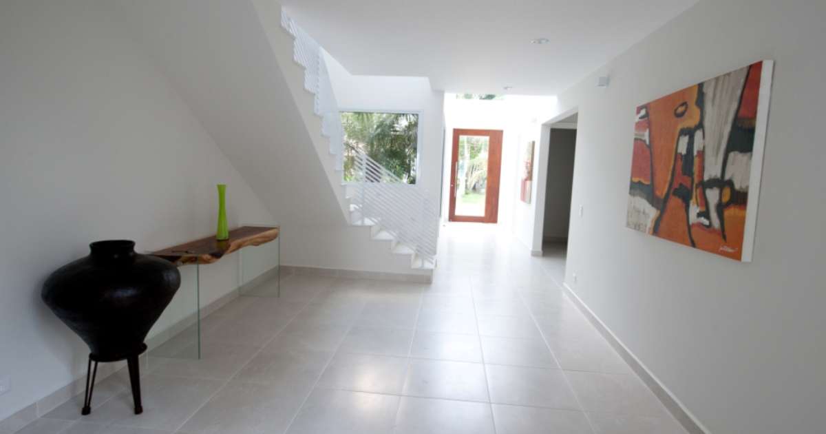 Estilo clean poupa elementos para aumentar espaço e conforto