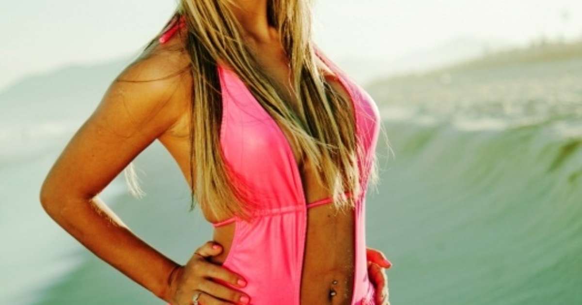 Cris Lopes exibe curvas em maiô decotado para campanha de moda