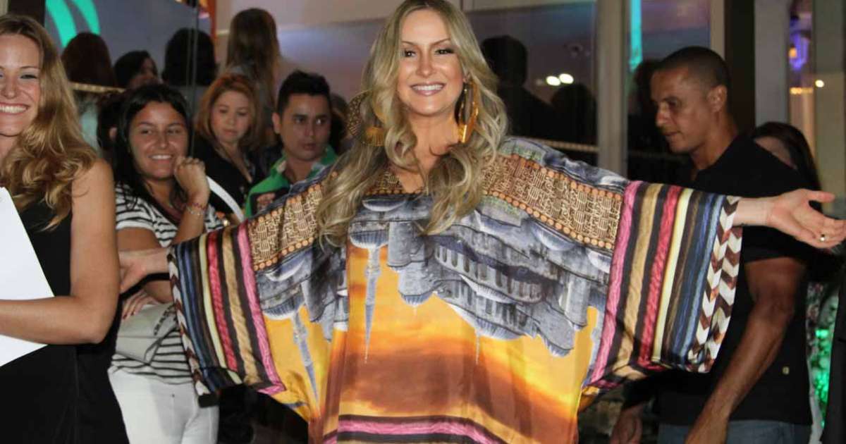 Com show, Claudia Leitte inaugura loja conceito de grife em SP
