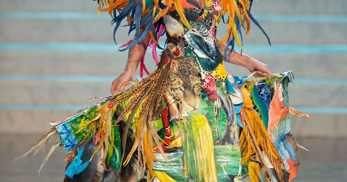 Miss Brasil desfila traje típico com elementos da fauna e flora