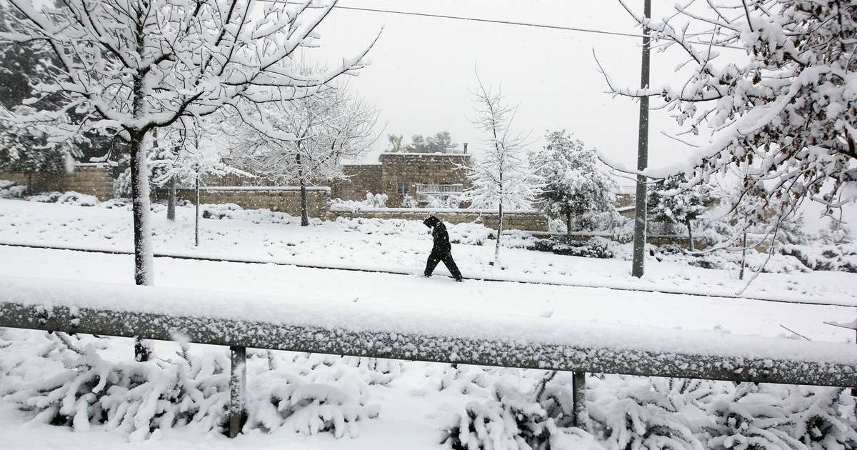 Rara tempestade de neve paralisa Jerusalém e norte de Israel