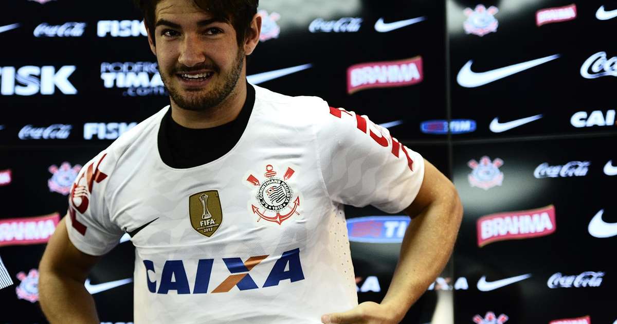 Alexandre Pato é apresentado no Corinthians: "nunca estive tão bem"