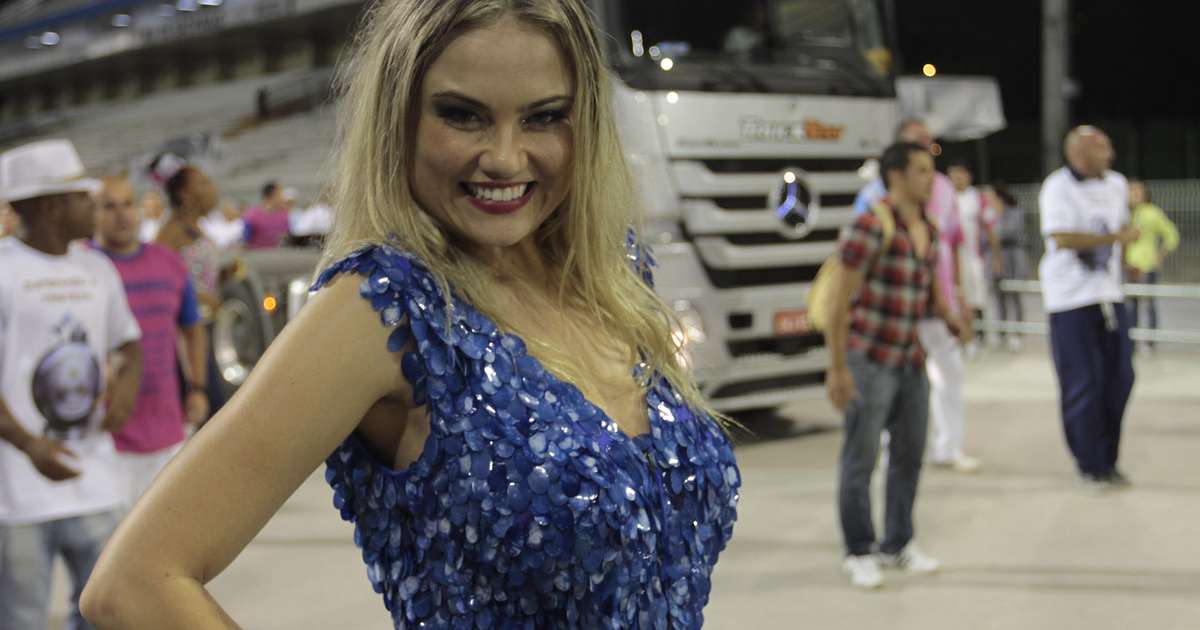 Rainha de bateria, Ellen Roche ensaia com a Rosas de Ouro