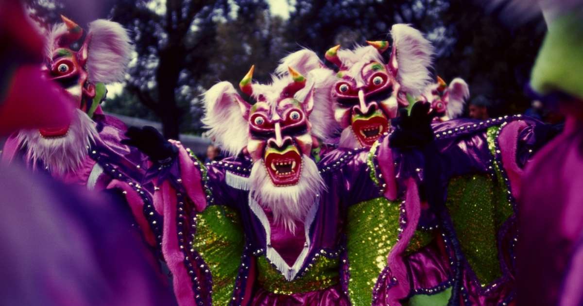 Dominicanos saem às ruas vestidos de demônio no Carnaval