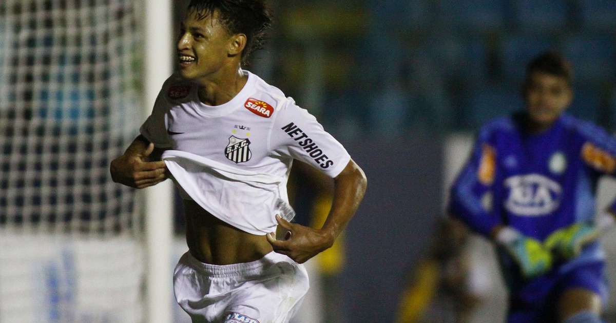 Com espetáculo de Neilton, Santos vence Palmeiras e vai para final