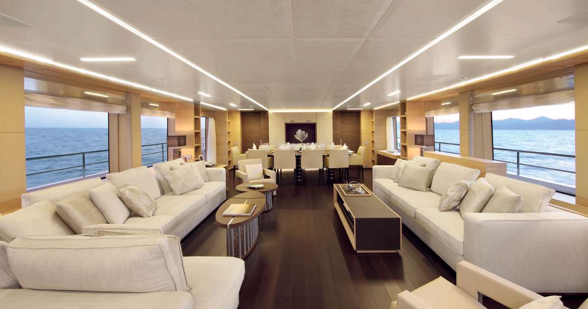 Novo iate de 40,2 m tem duas Jacuzzi e banheiro em mármore