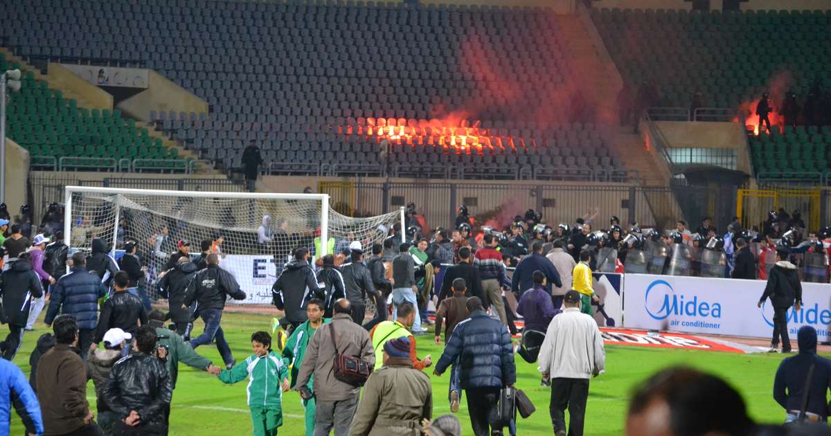 Confira fotos exclusivas da tragédia do estádio de Port Said
